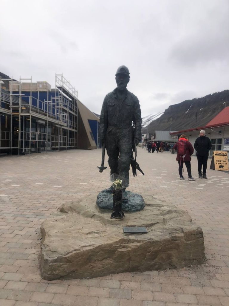 Ultimate Longyearbyen Guide 2025 — Young Pioneer Tours