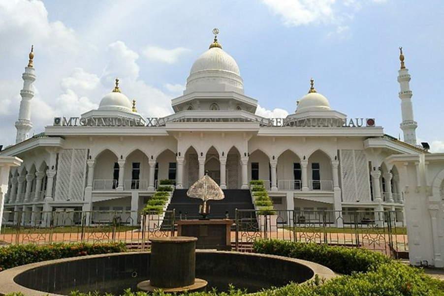 Batam Island: Indonesian Tropical Paradise near Singapore — Young ...